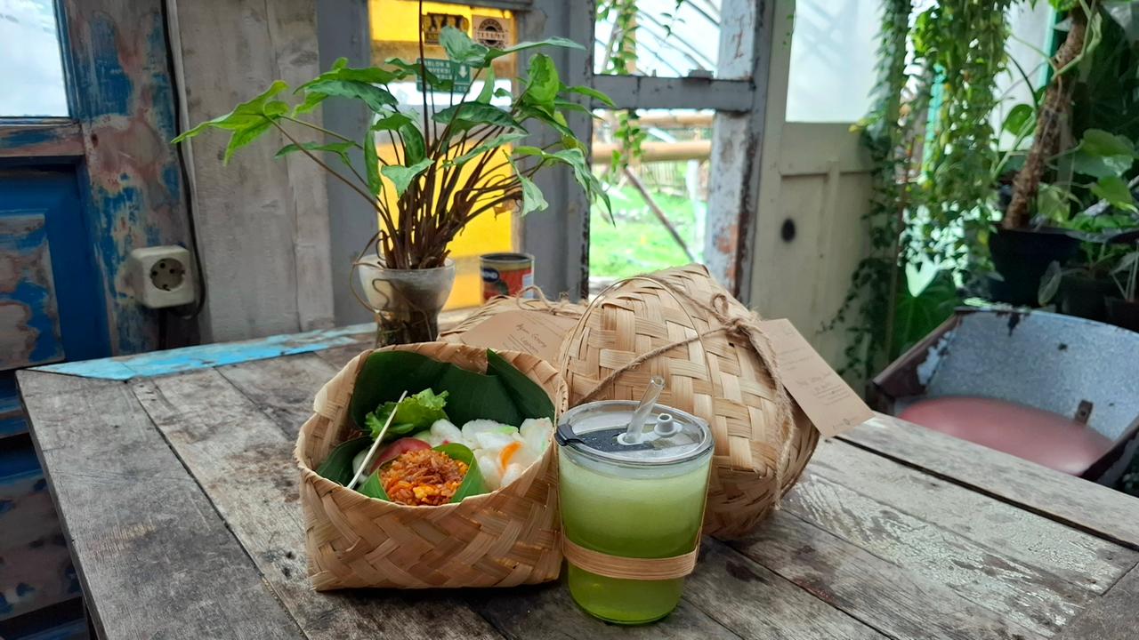 Retrorika Cafe Andalkan Besek & Tumbler Kaca - Natera